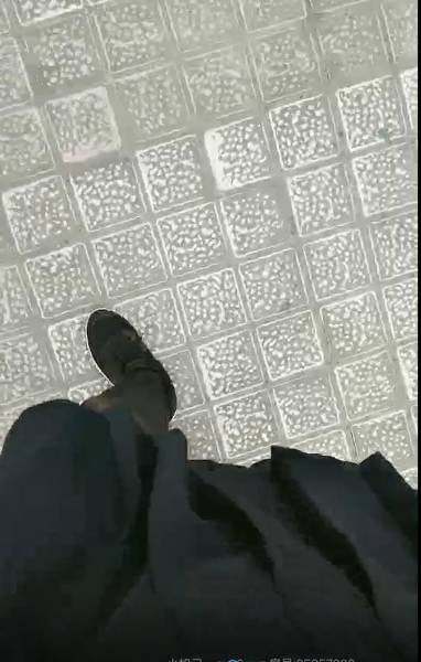 极品黑丝JK户外美少女真空夹着大黑牛逛街，不断滴落的淫水在地上形成一片水渍1v 【245m】 - 老司机